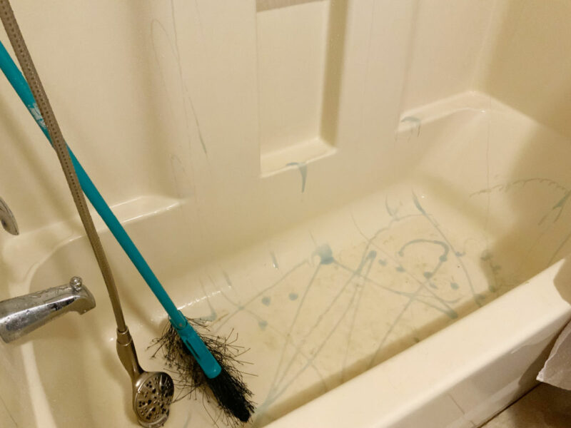How to Clean a Bathtub with Dish Soap and a Broom - Lockdown Loo