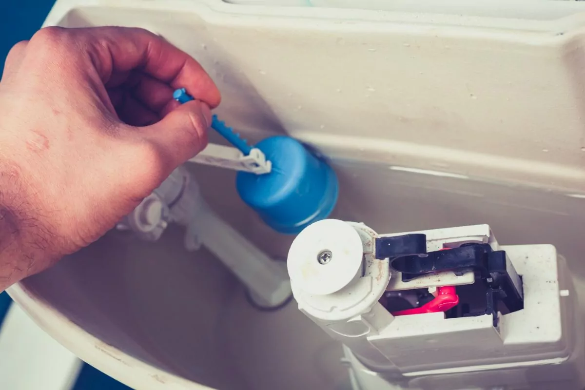 The Best Ways To Easily Fix Your Leaking Toilet Tank - Lockdown Loo